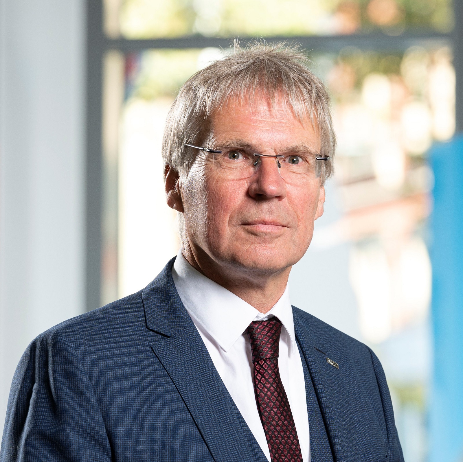 Prof. Dr.-Ing. Holger Hanselka neuer Präsident der Fraunhofer-Gesellschaft Prof. Dr.-Ing. Holger Hanselka neuer Präsident der Fraunhofer-Gesellschaft